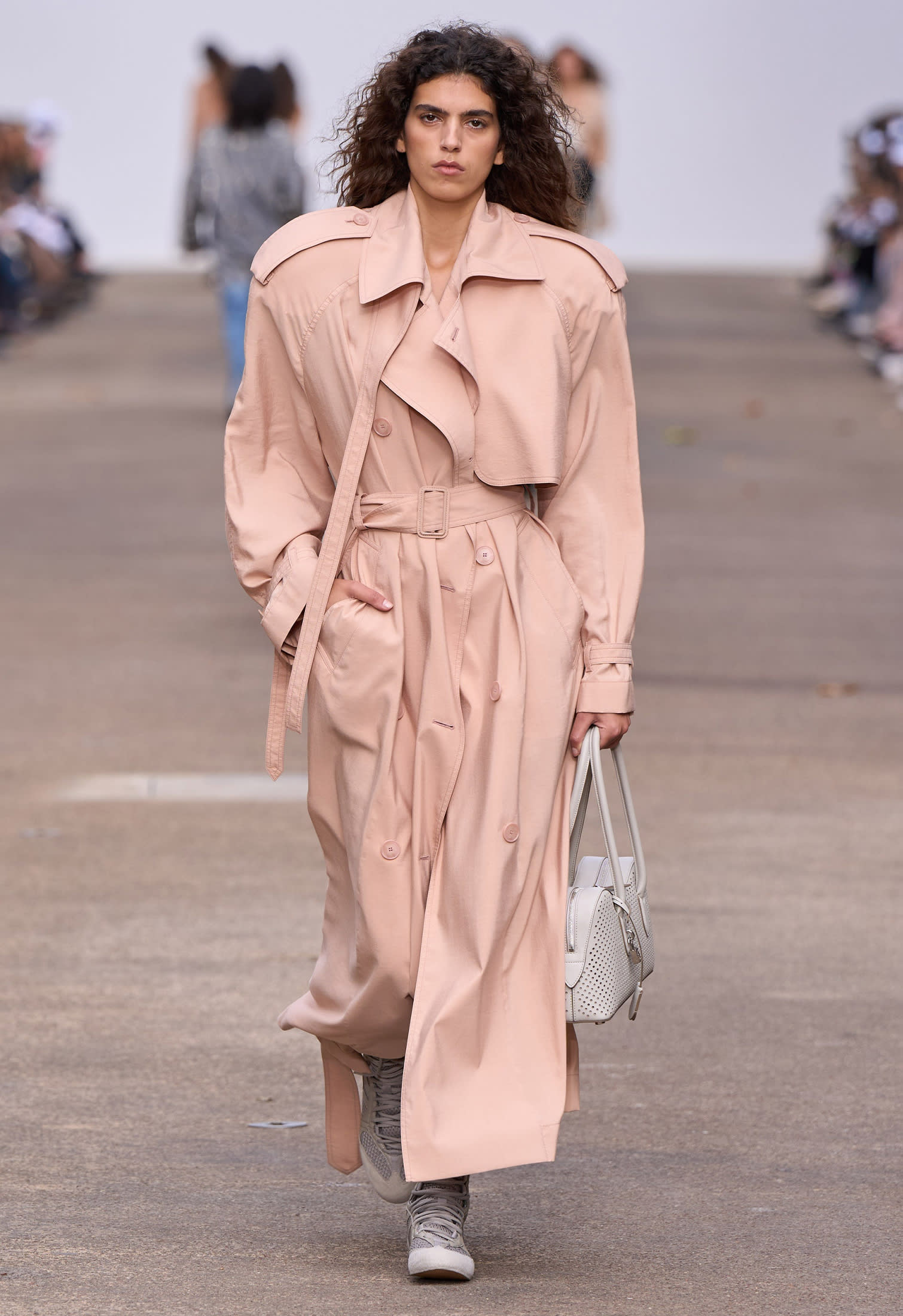 Trench Coat: come indossare un capo iconico nel 2025